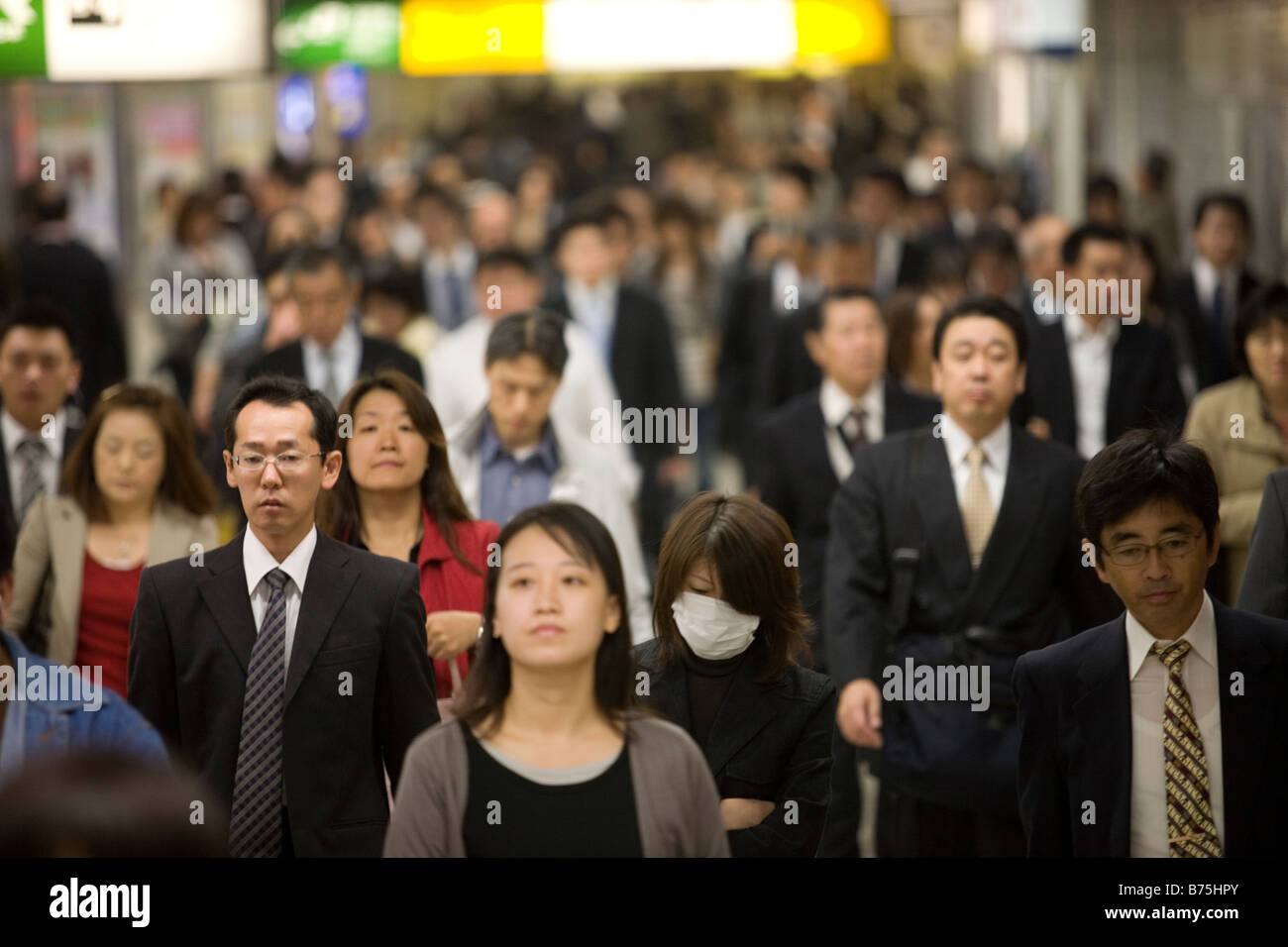 Japan metro crowd suit hi-res stock photography and images - Alamy