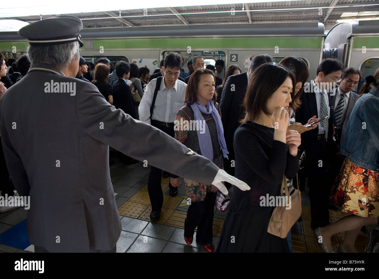 Japan metro crowd suit hi-res stock photography and images - Alamy