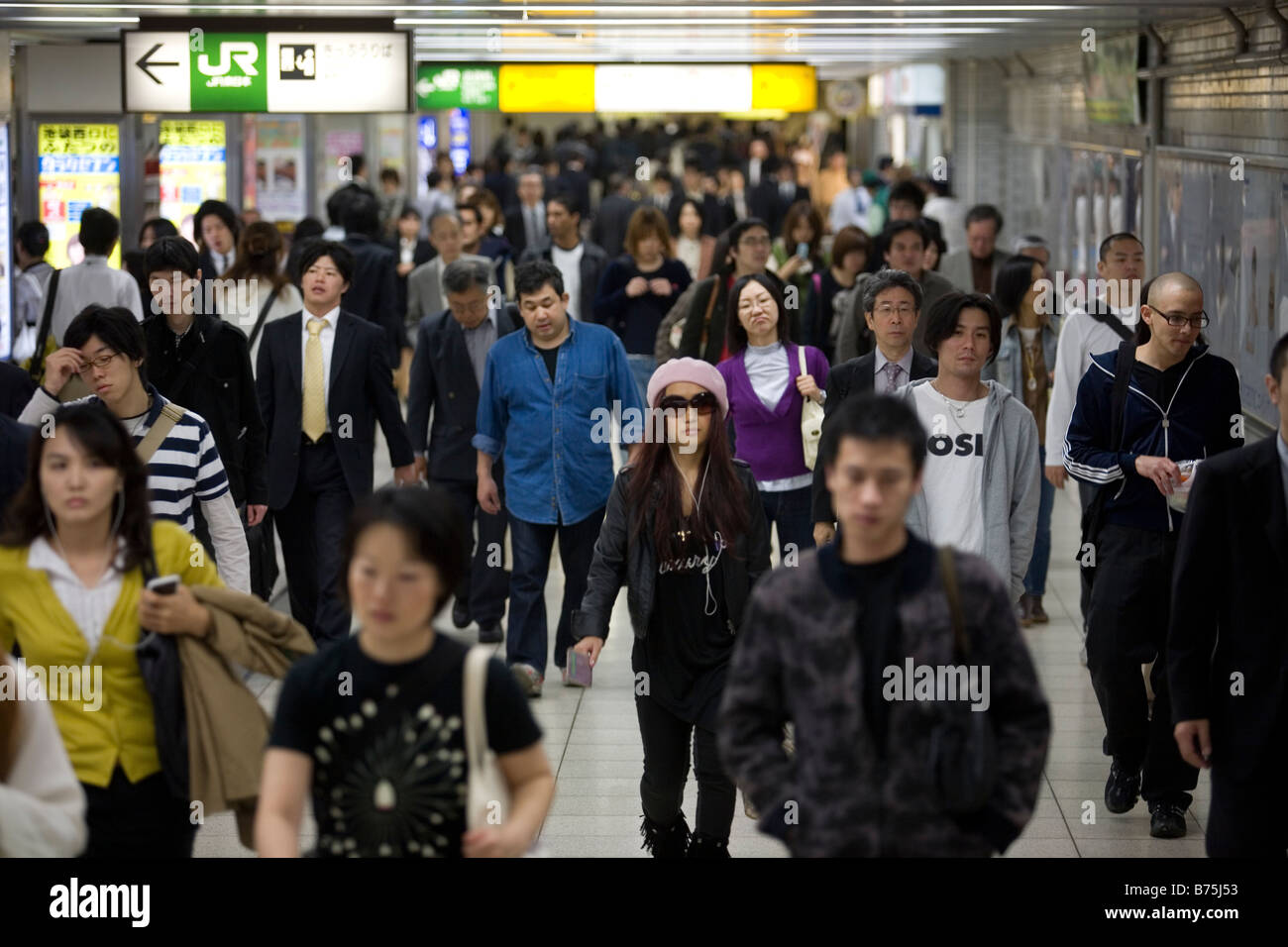 Japan metro crowd suit hi-res stock photography and images - Alamy