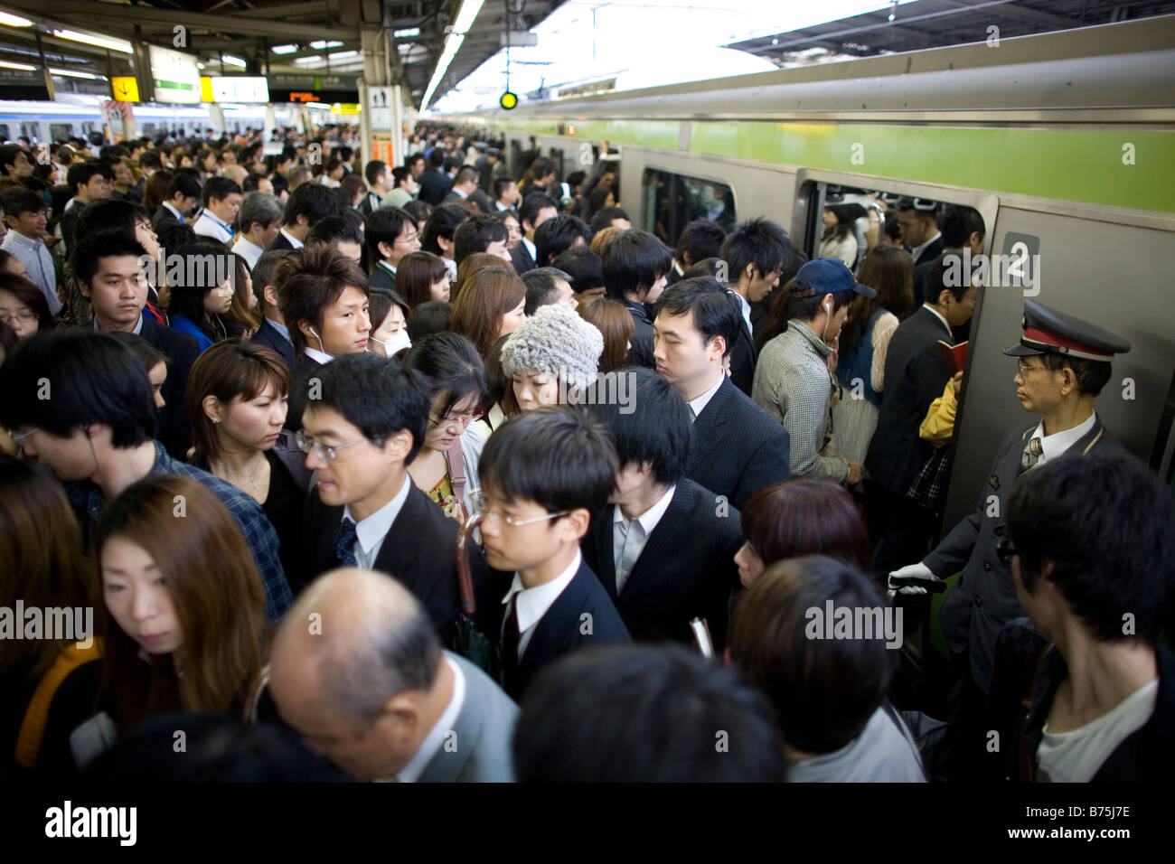 Japan metro crowd suit hi-res stock photography and images - Alamy