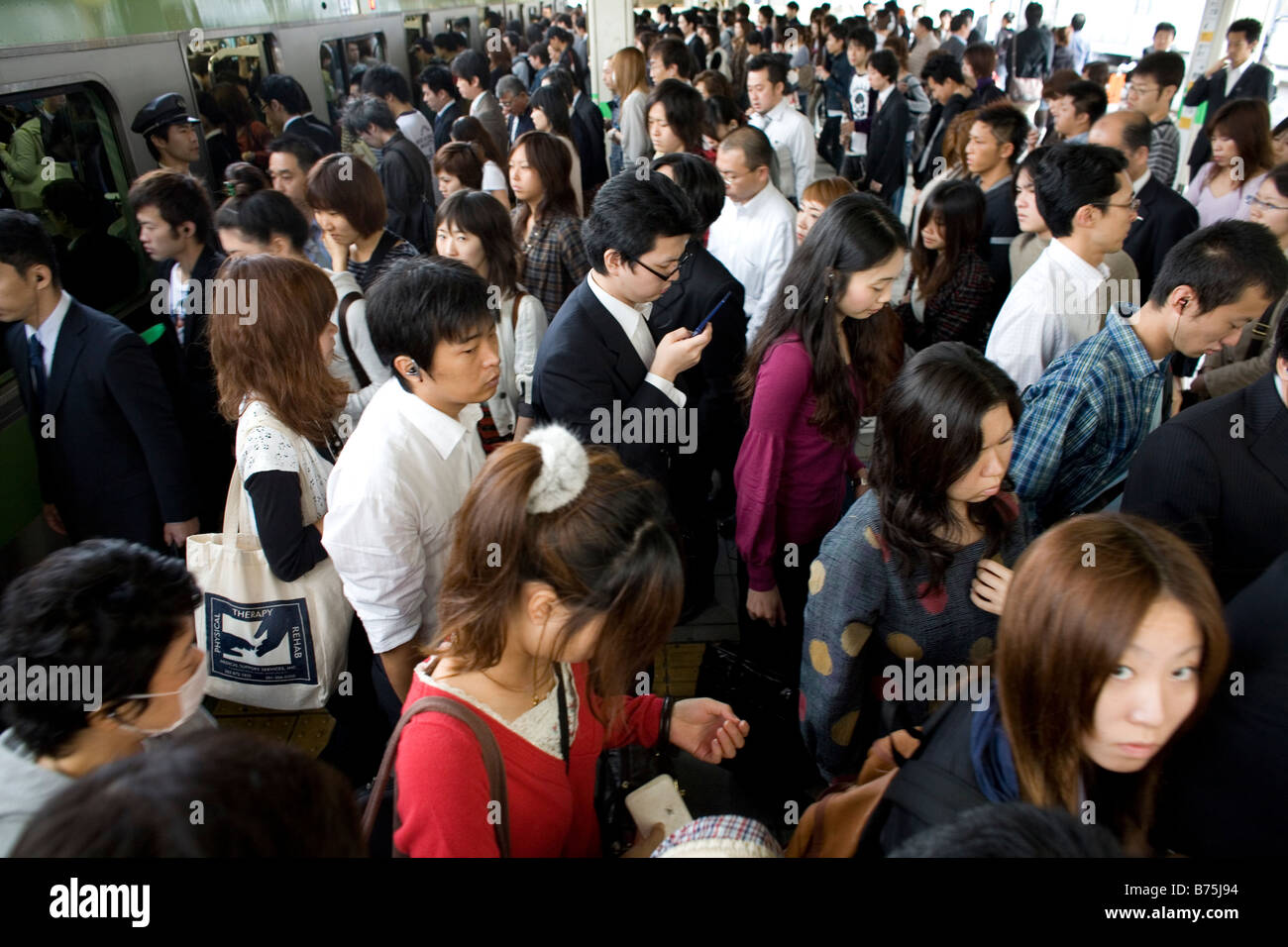 Japan metro crowd suit hi-res stock photography and images - Alamy