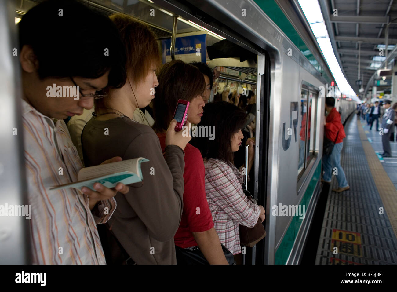 Japan metro crowd suit hi-res stock photography and images - Alamy