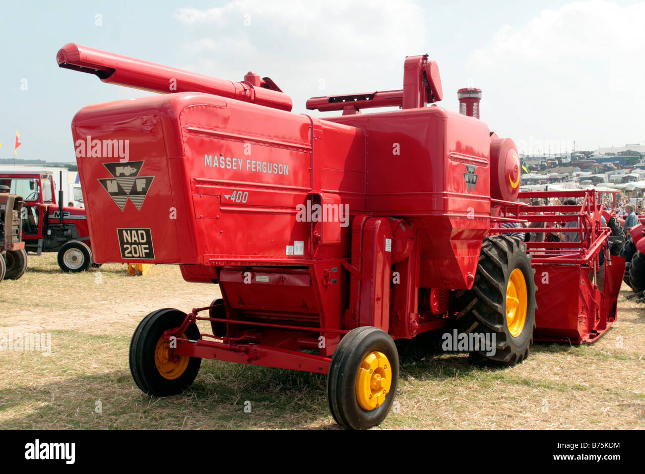 Massey ferguson combine hi-res stock photography and images - Alamy