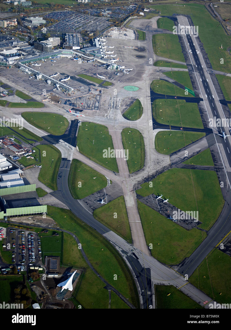 Manchester airport terminal departures hi-res stock photography and ...