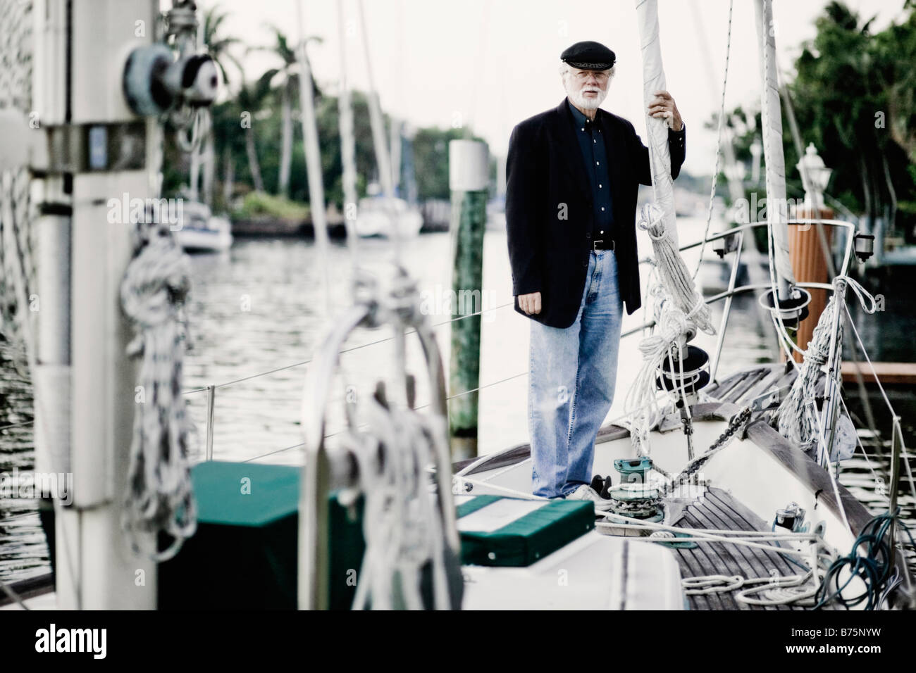 Ships rope portrait hi-res stock photography and images - Alamy