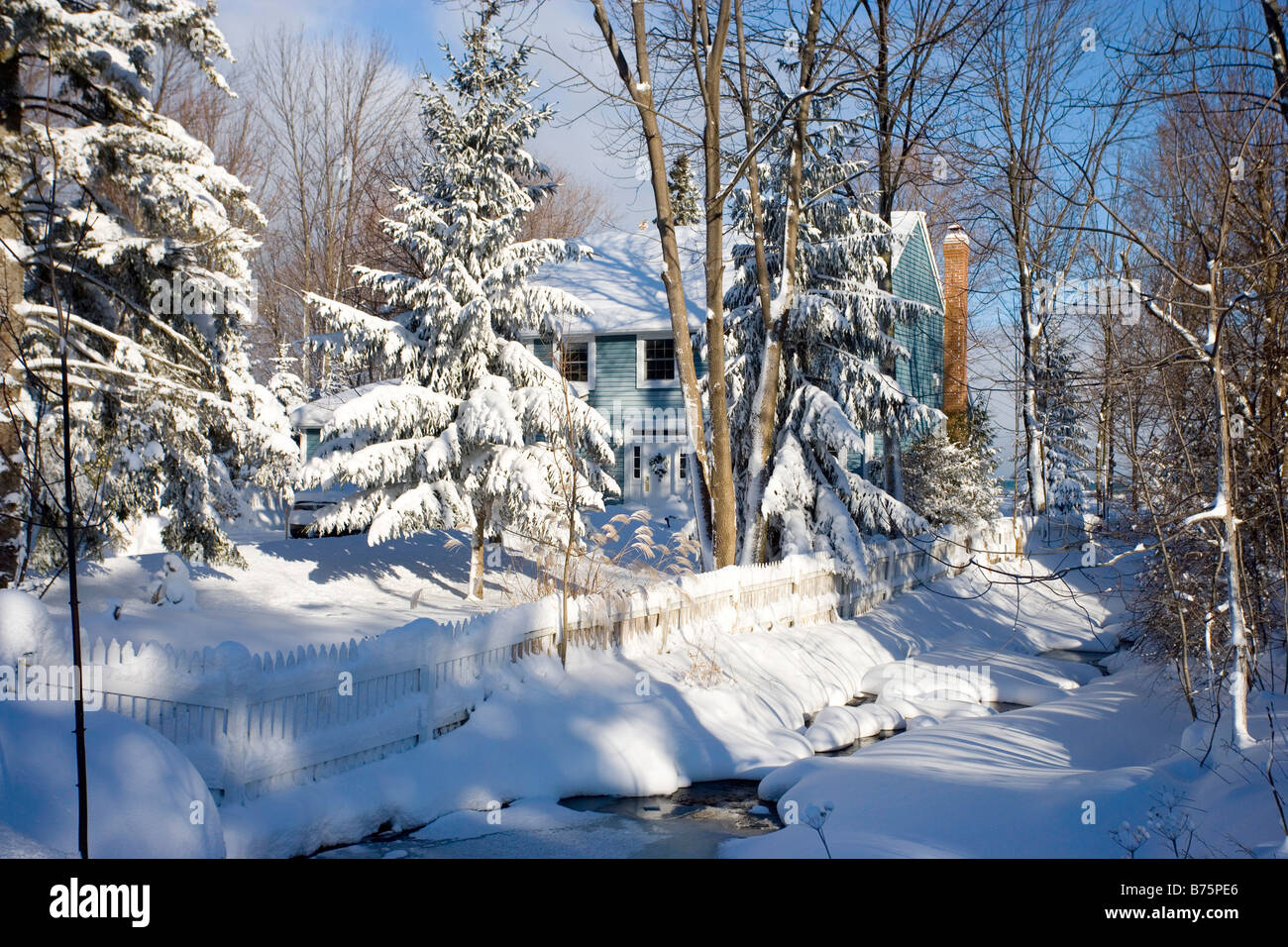 Canada winter house hi-res stock photography and images - Alamy