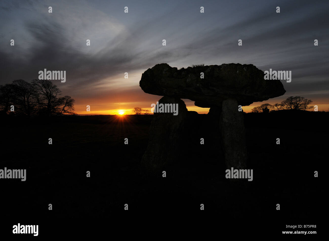 Megalithic long barrow uk hi-res stock photography and images - Alamy