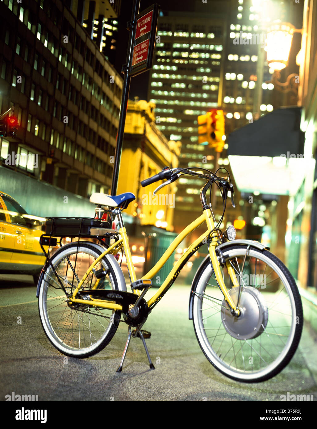 Yellow bike bicycle on display hi-res stock photography and images - Alamy