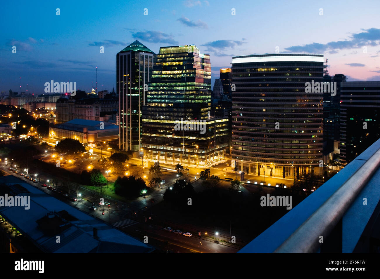 Night city buildings hi-res stock photography and images - Alamy