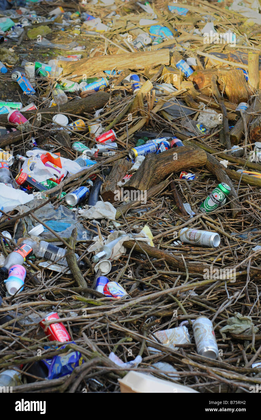 Discarded drinks cans hi-res stock photography and images - Alamy