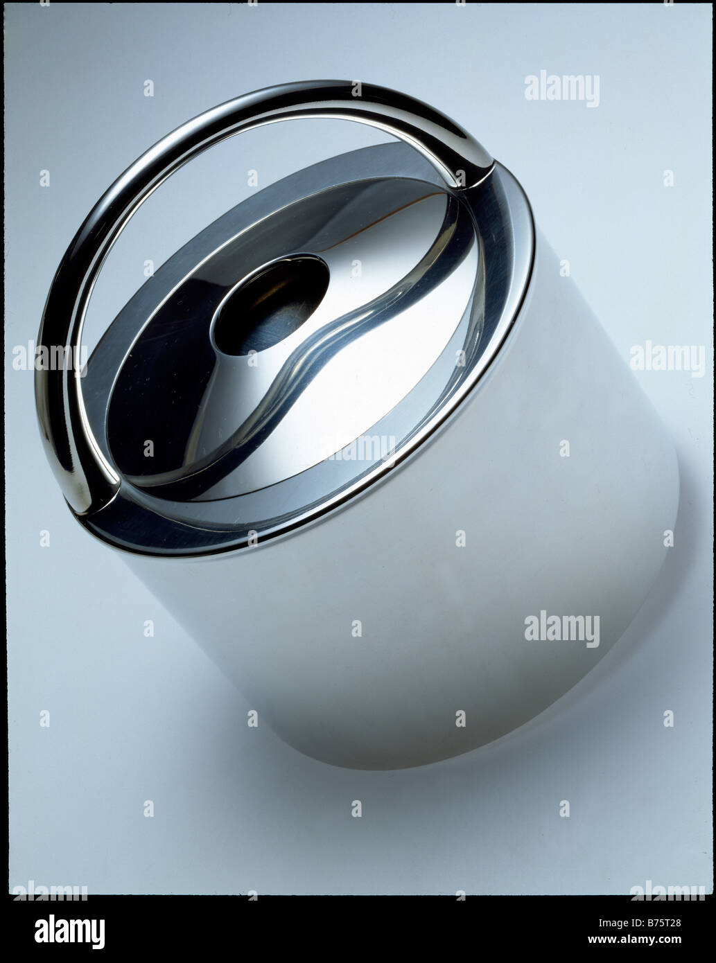 Silver cooking pot Stock Photo - Alamy