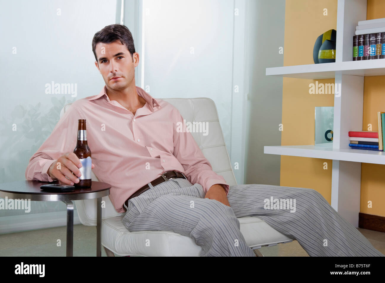 Man woman sitting sit drink beer hi-res stock photography and images ...
