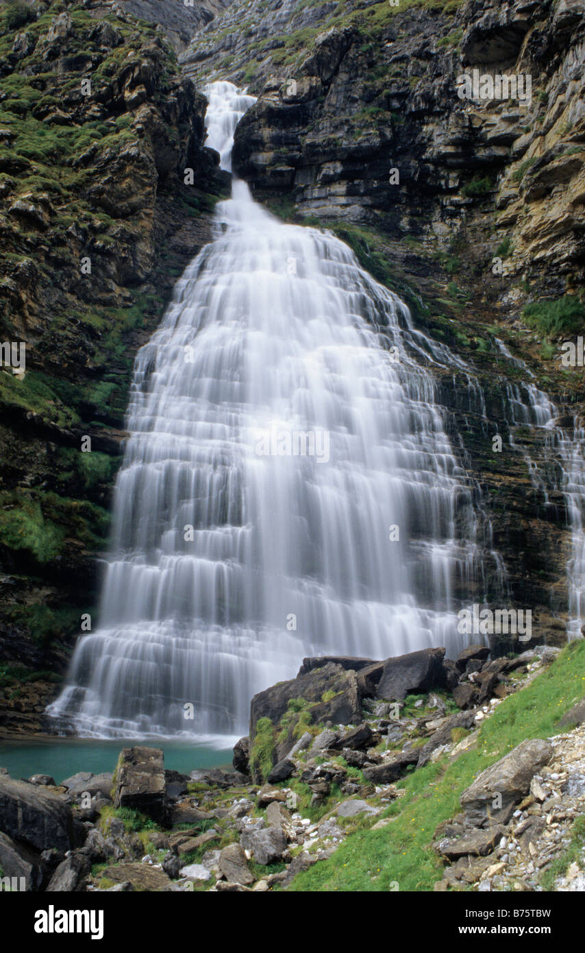 Cola de caballo waterfall , Ordesa national park , Pyrenees , Spain ...