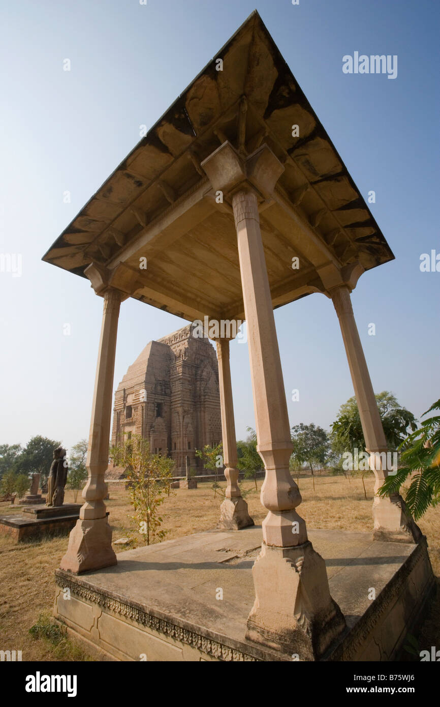 Structure with temple in the background, Teli Ka Mandir, Gwalior ...