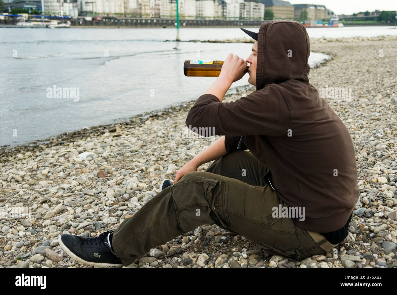 Teenage boy drinking alcohol outside hi-res stock photography and ...
