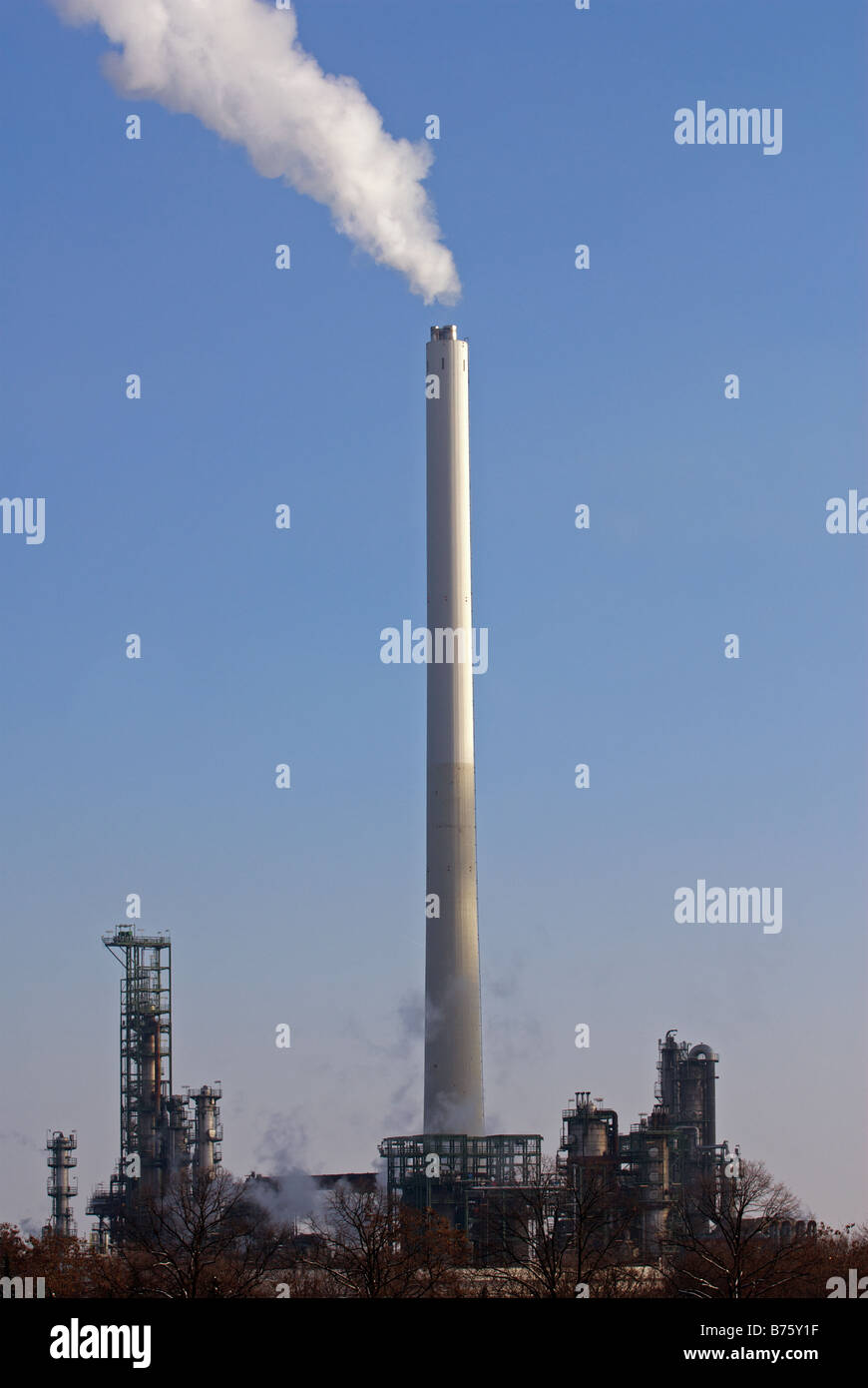 Shell wesseling oil refinery hi-res stock photography and images - Alamy
