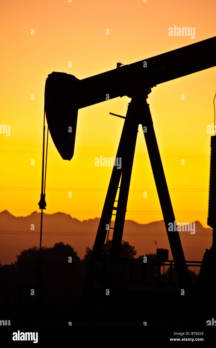 Oil well silhouette hi-res stock photography and images - Alamy