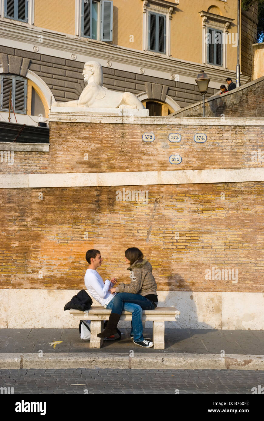 Loving couple statue hi-res stock photography and images - Alamy