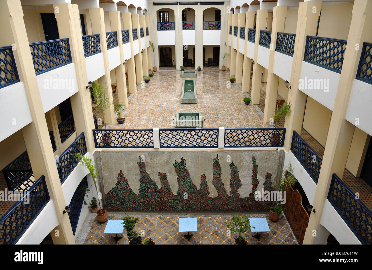 Moroccan courtyard hi-res stock photography and images - Alamy