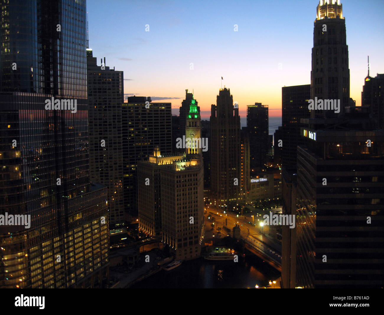 Chicago skyline at dawn hi-res stock photography and images - Alamy