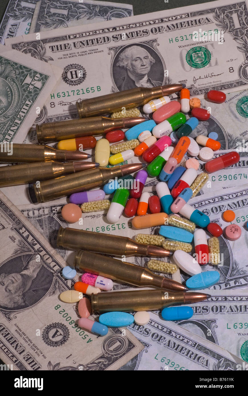 Drug trade, Guns, drugs and cash Stock Photo - Alamy