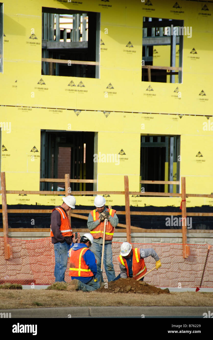 Construction workers digging hi-res stock photography and images - Alamy