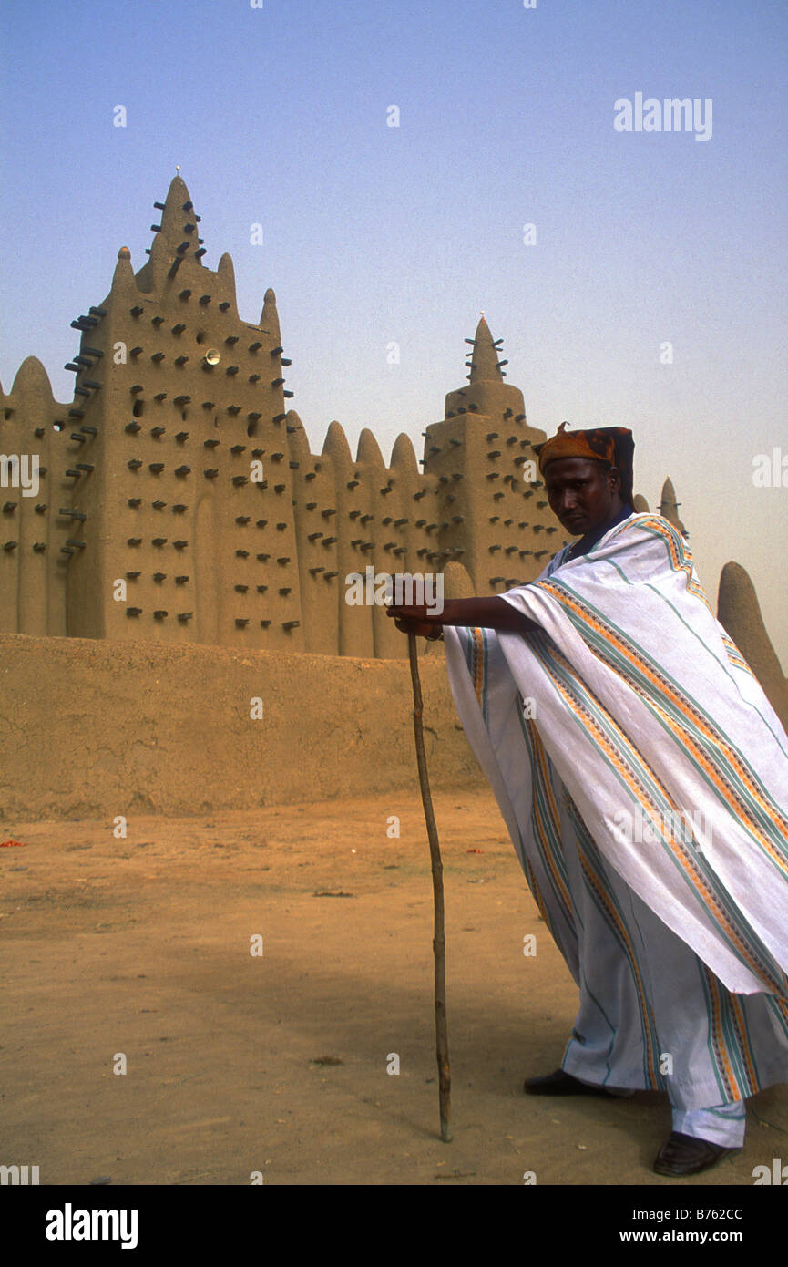 Man standing outside the mud mosque of Djenne Mali Stock Photo - Alamy