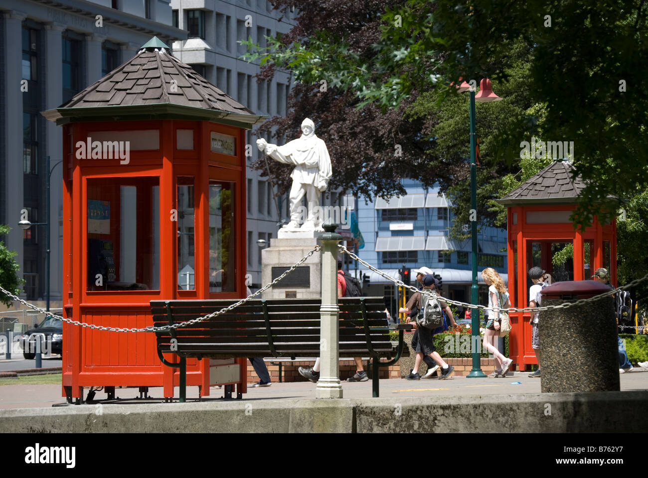 Statue and phone hi-res stock photography and images - Alamy