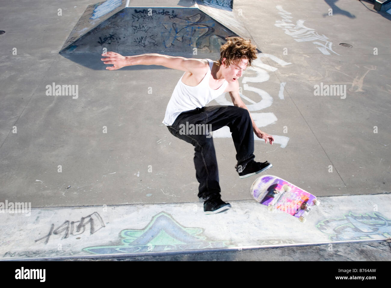 High fall stunt hi-res stock photography and images - Alamy