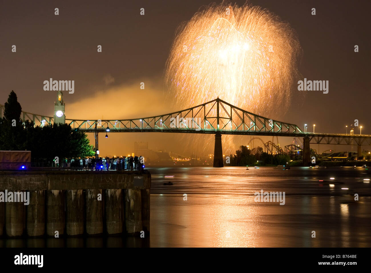 Fireworks la ronde montreal canada hi-res stock photography and images ...