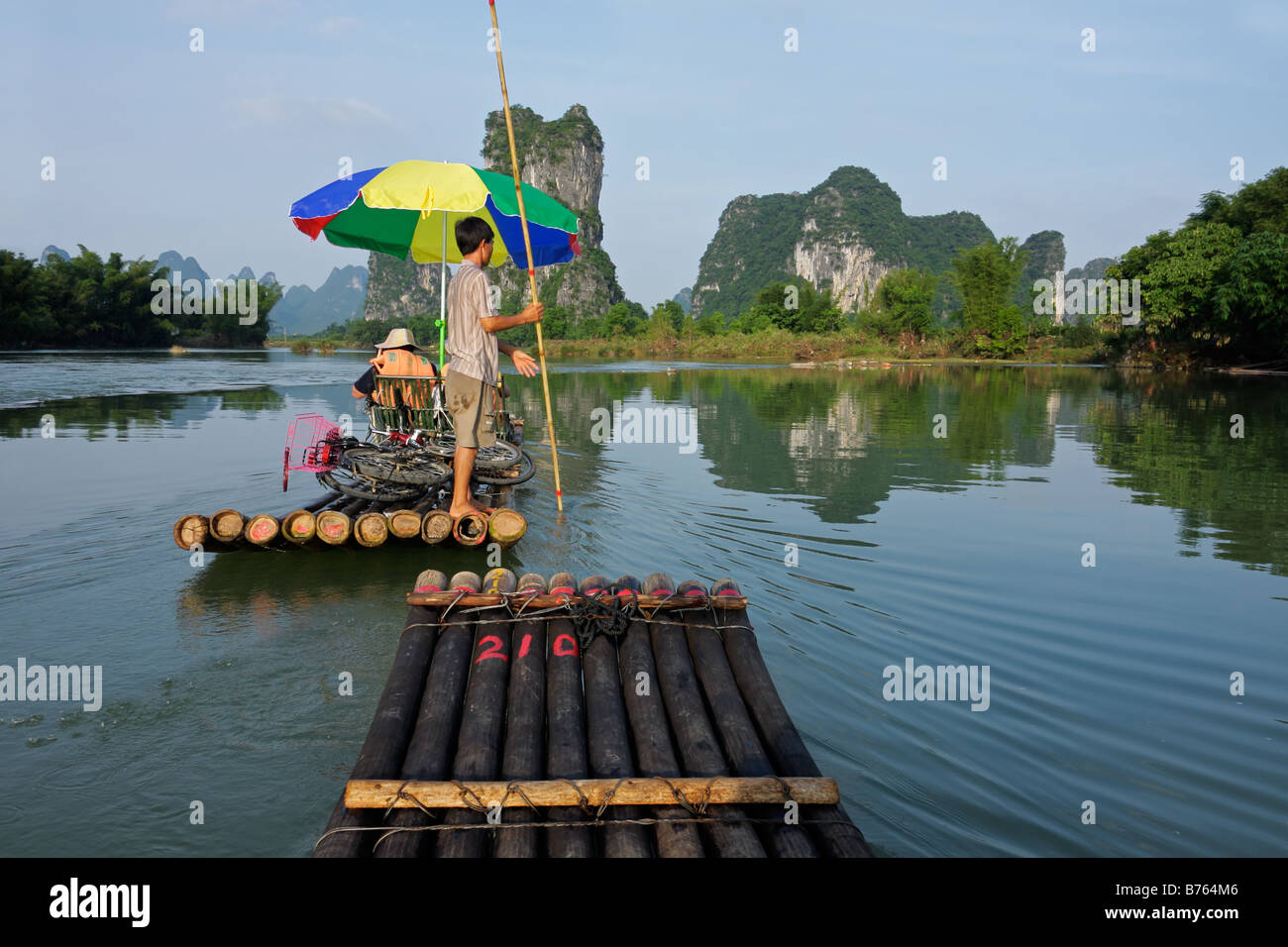 Bamboo raft with tourists on the Li river, Yangshuo, Guangxi region ...