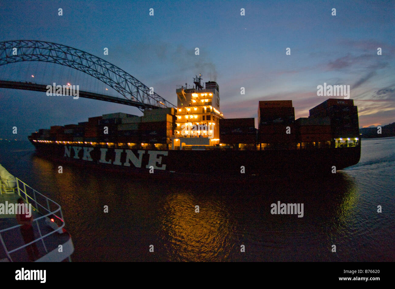 Container ship bridge hi-res stock photography and images - Alamy