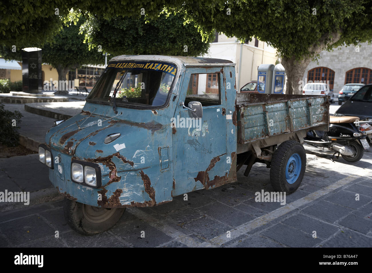 Beaten up old car hi-res stock photography and images - Alamy