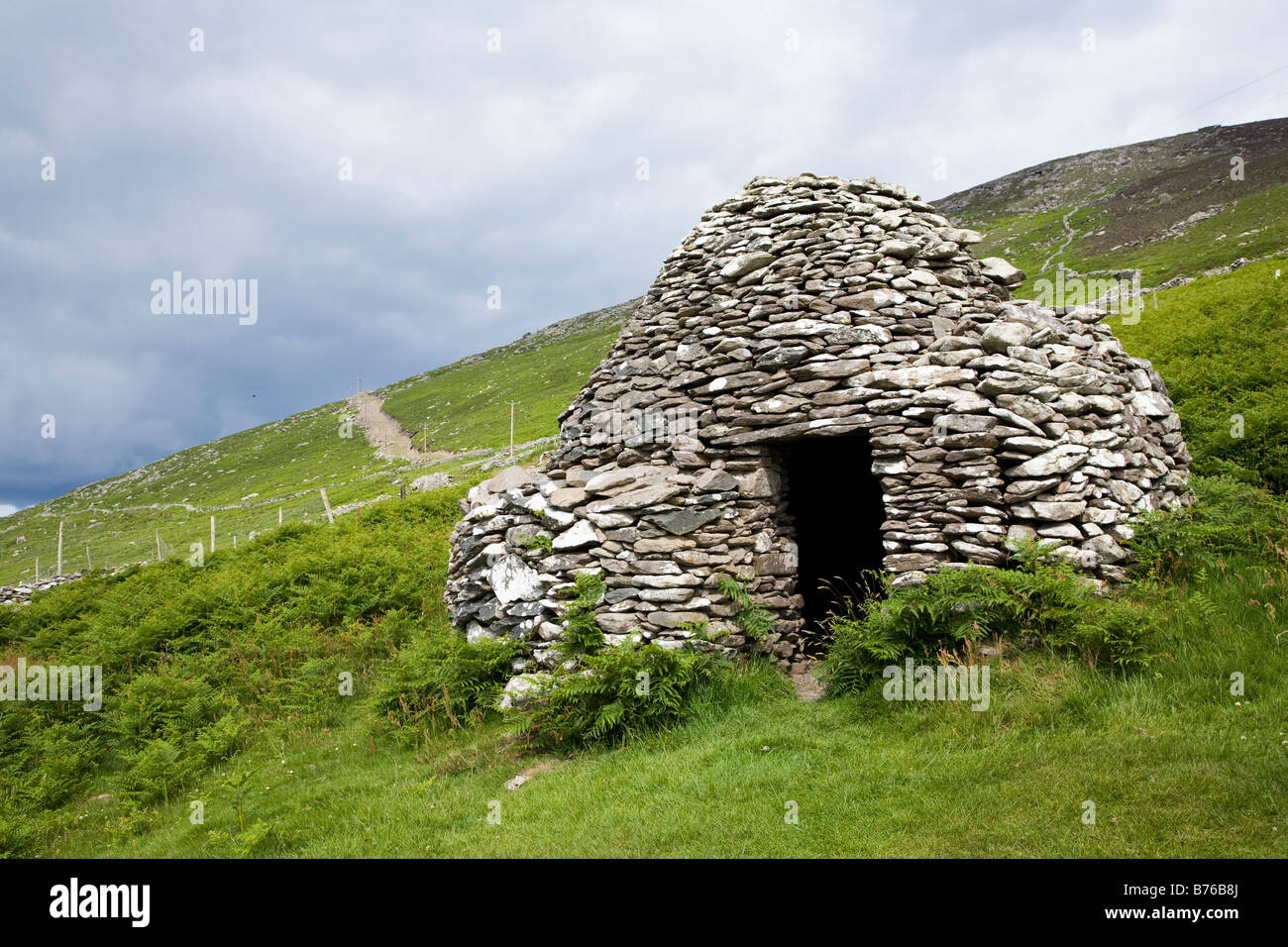 Beehive house made of stones in Ireland Stock Photo - Alamy