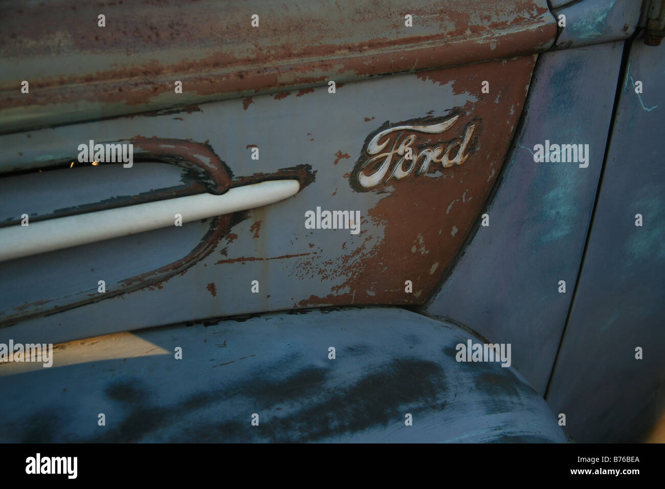 Rusty Ford emblem on bonnet of car Stock Photo - Alamy