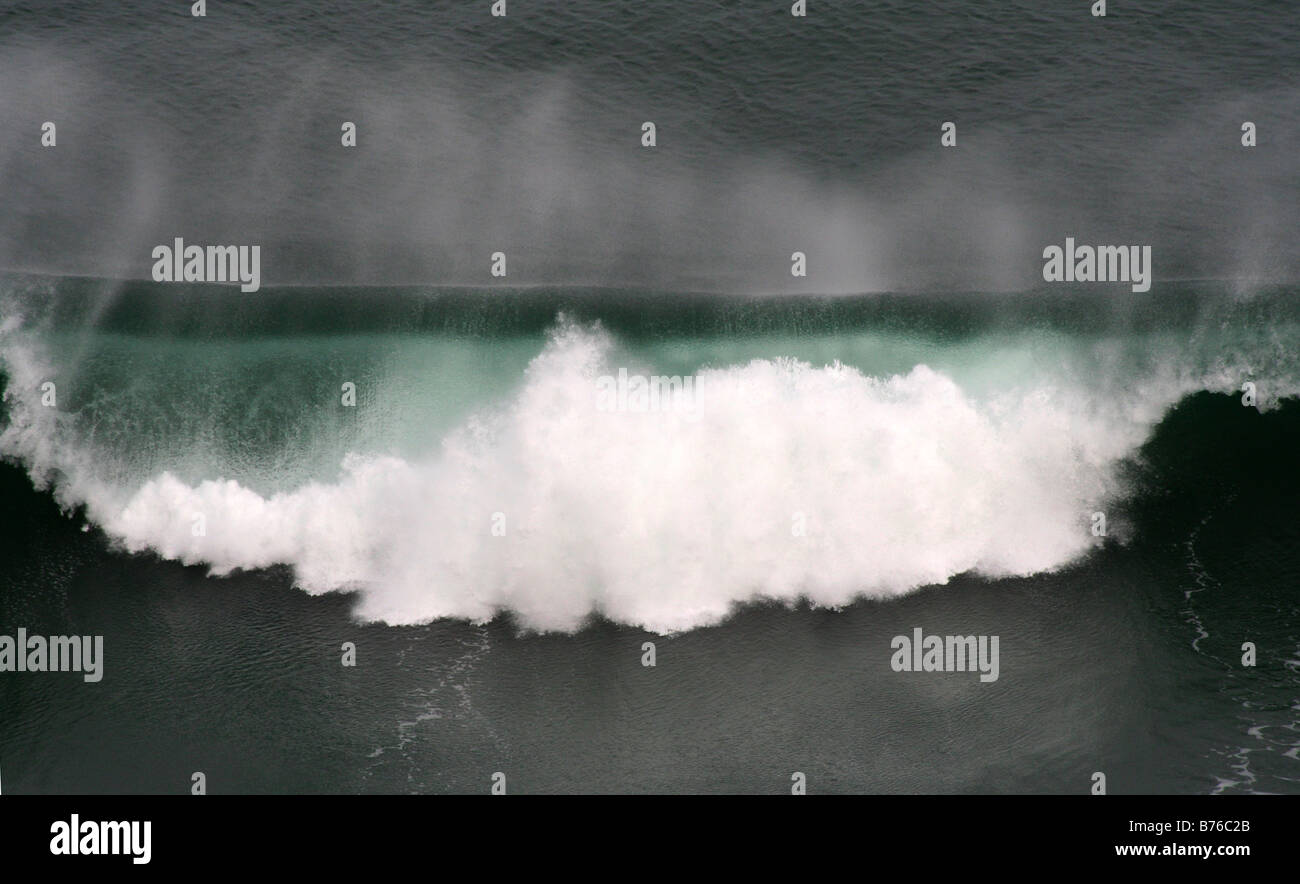 Breaking wave with trailing spray Stock Photo - Alamy