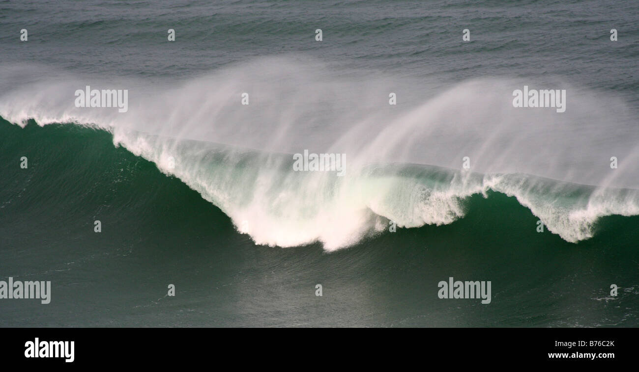 Breaking wave with trailing spray Stock Photo - Alamy