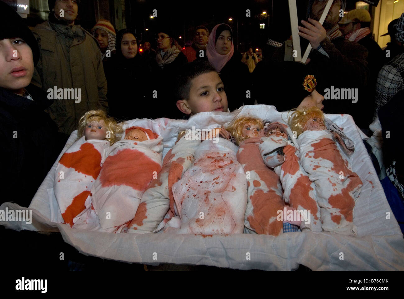 Demonstration to condemn the bombing of Gaza Children carry dolls to ...