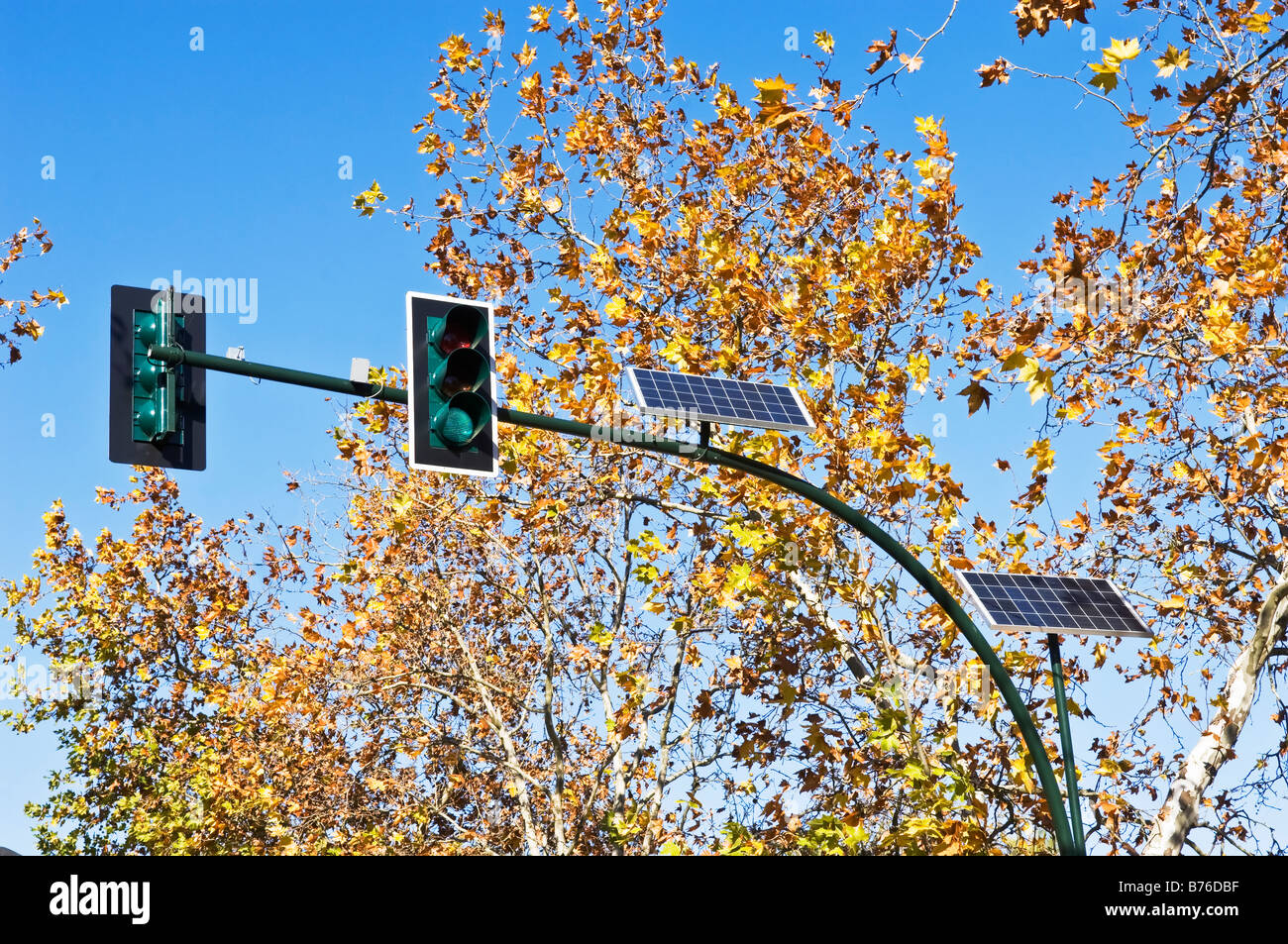 Solar power traffic light hi-res stock photography and images - Alamy