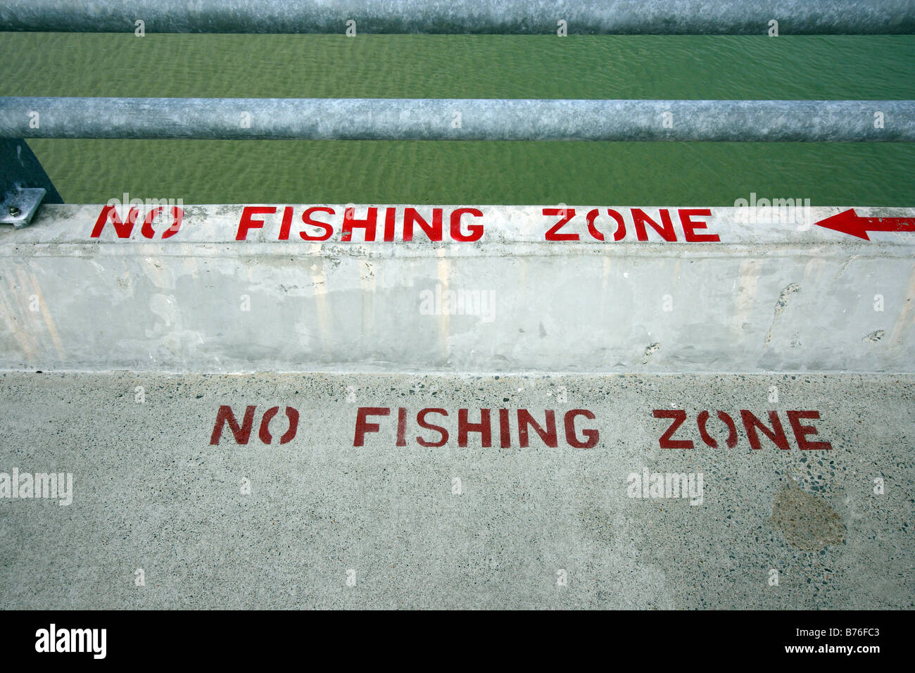 Illegal fishing warning sign hi-res stock photography and images - Alamy