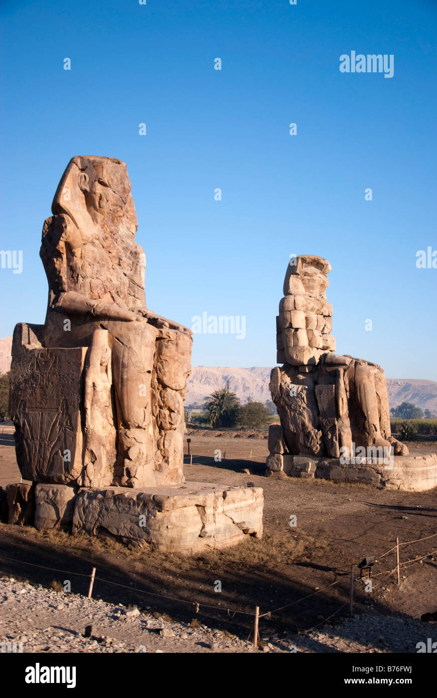 Statues on memnon hi-res stock photography and images - Alamy