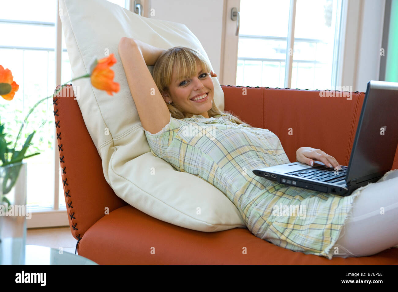 Frau mit Laptop, Woman Using Laptop Stock Photo - Alamy