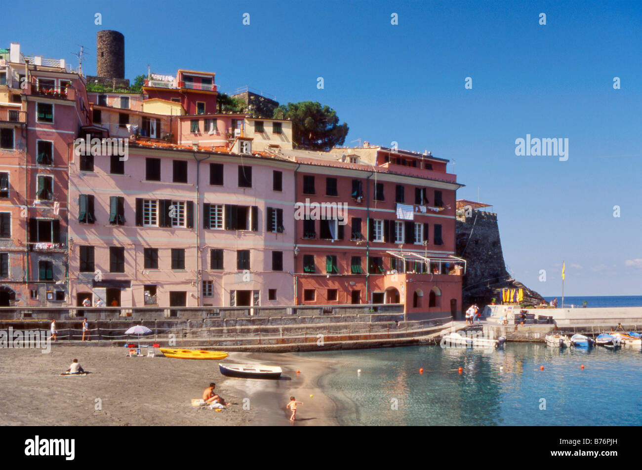 Harbor and beach at village of Vernazza at Cinque Terre Nat Park ...