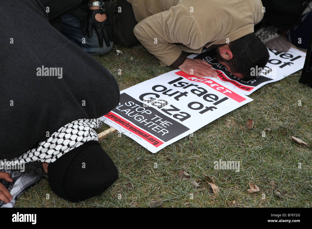 Muslims preying hi-res stock photography and images - Alamy