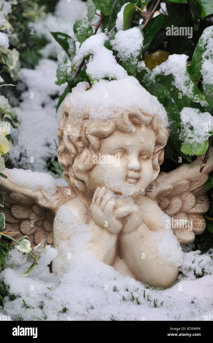 Tombs with angel figures hi-res stock photography and images - Alamy