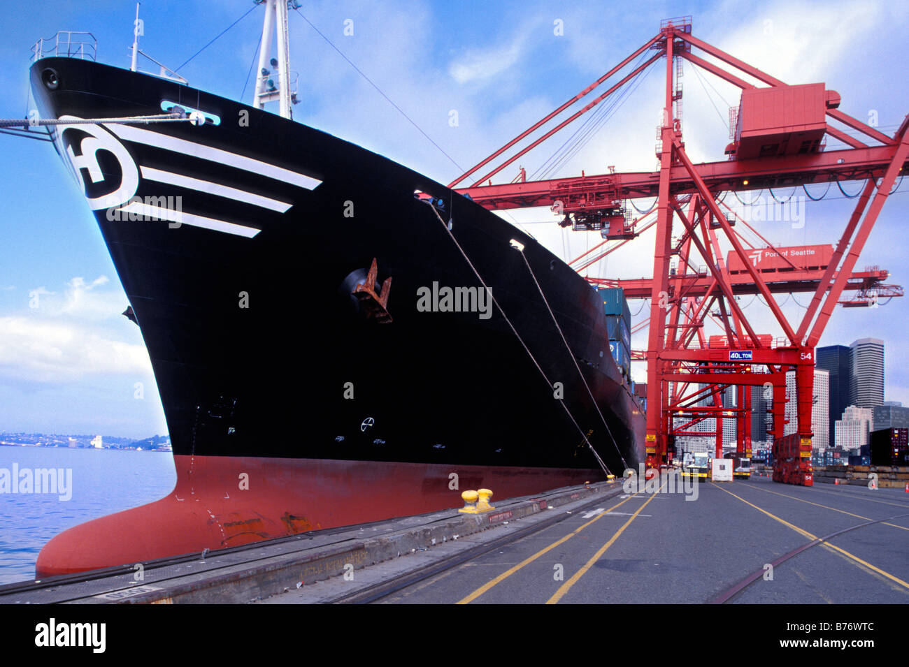 Dock port seattle container ship hi-res stock photography and images ...
