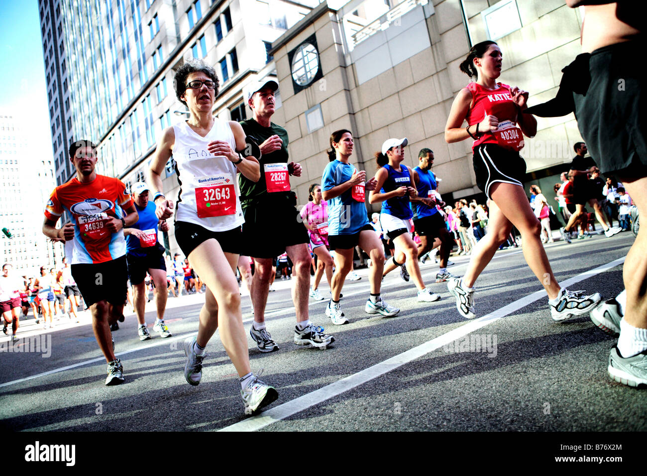 CHICAGO MARATHON RUNNERS IN DOWNTOWN CHICAGO ILLINOIS USA Stock Photo ...