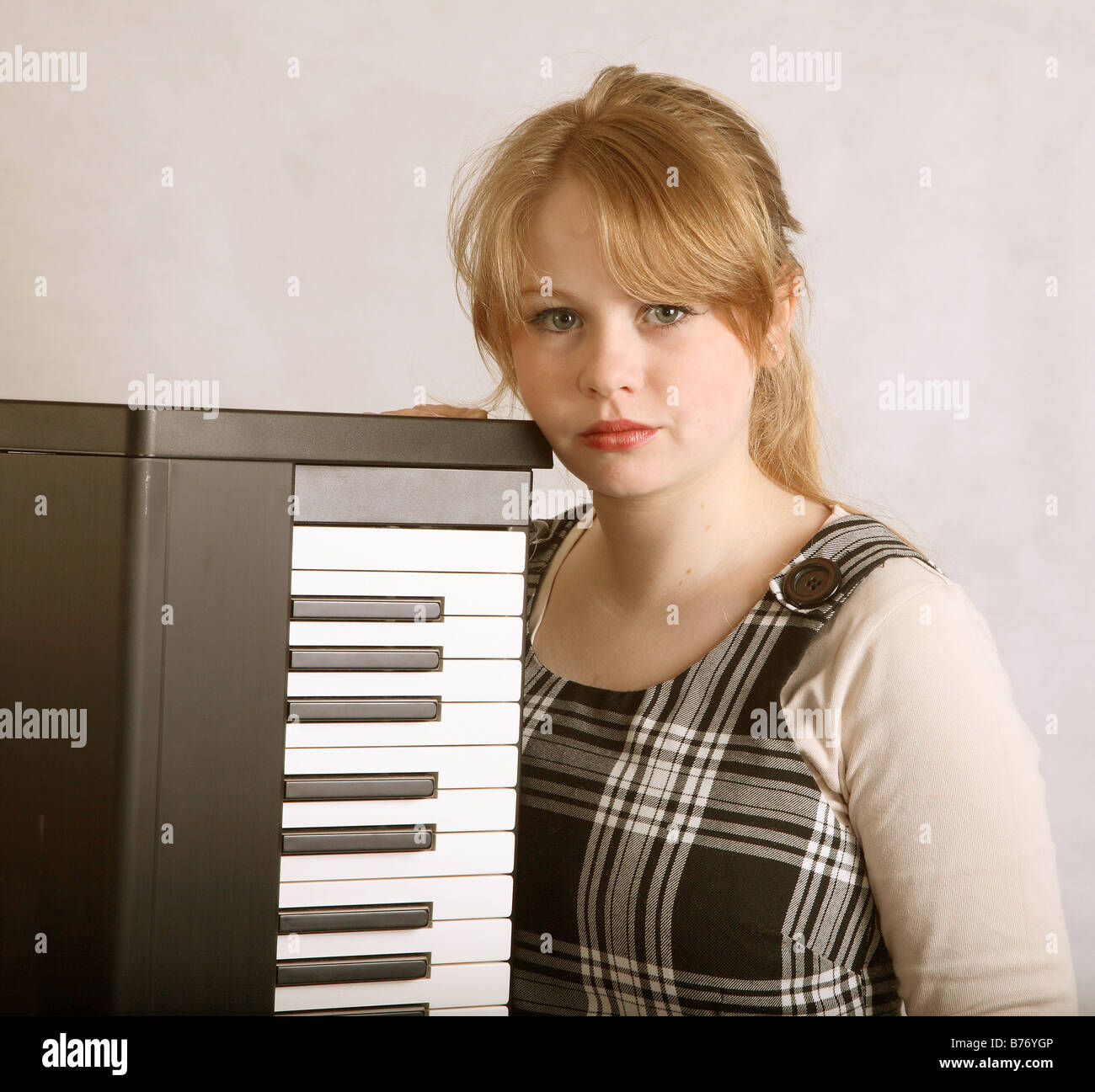 beautiful teenage keyboard player Stock Photo - Alamy