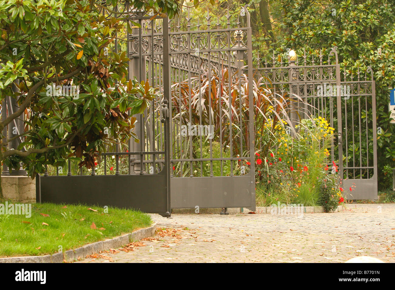 Open gates hi-res stock photography and images - Alamy