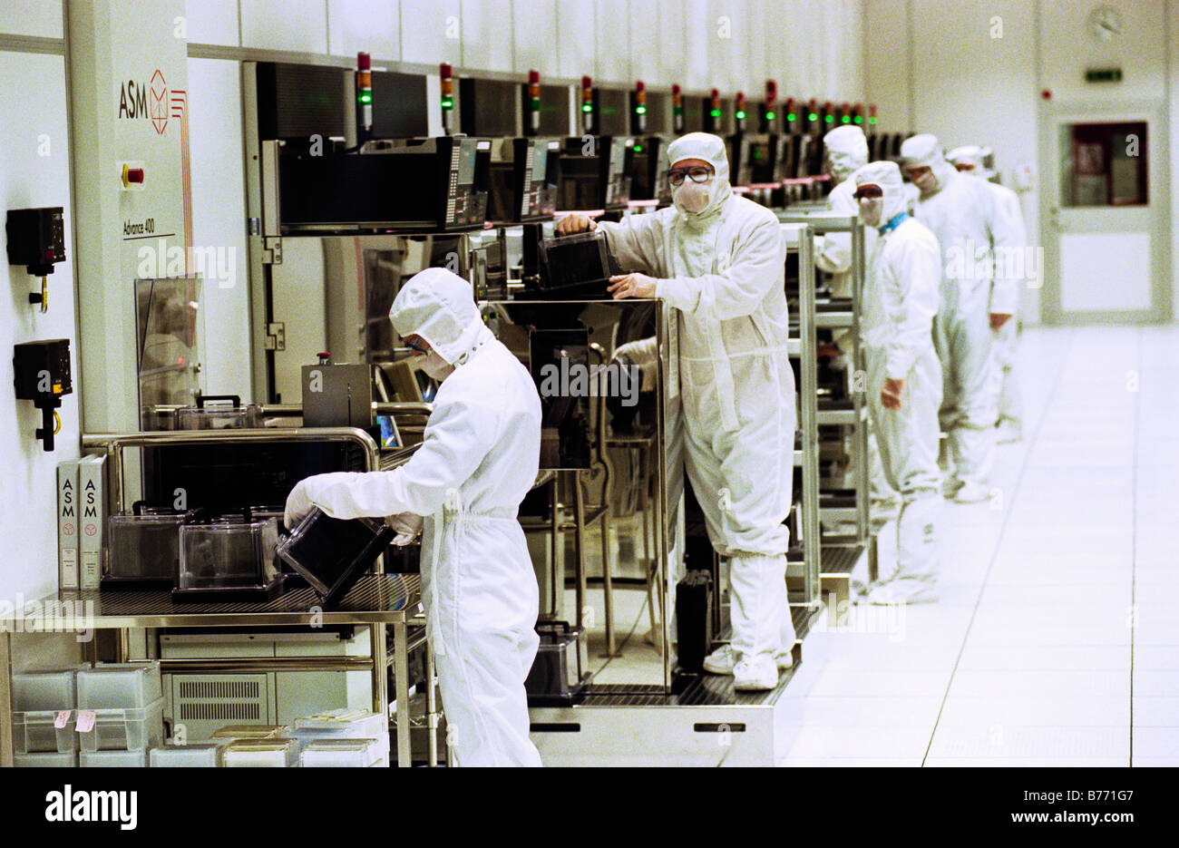 Semiconductor factory workers hi-res stock photography and images - Alamy